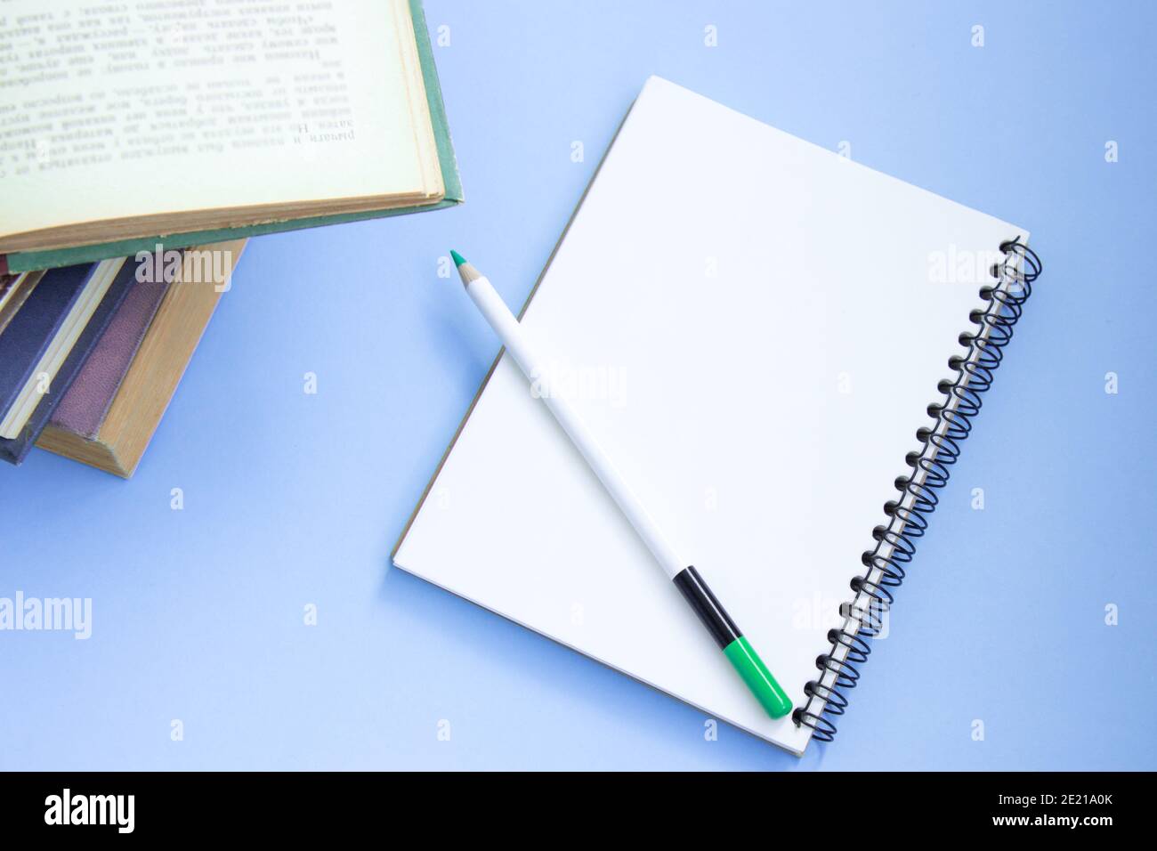 Old notebook and pen hi-res stock photography and images - Alamy