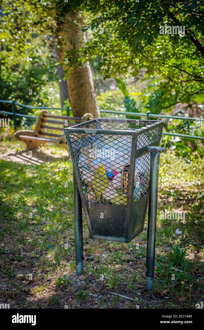 Litter bin park full hi-res stock photography and images - Alamy