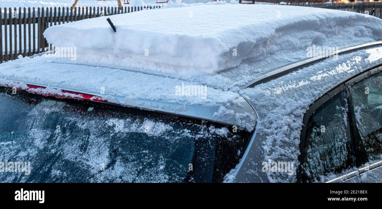 Snow load on roof hi-res stock photography and images - Alamy