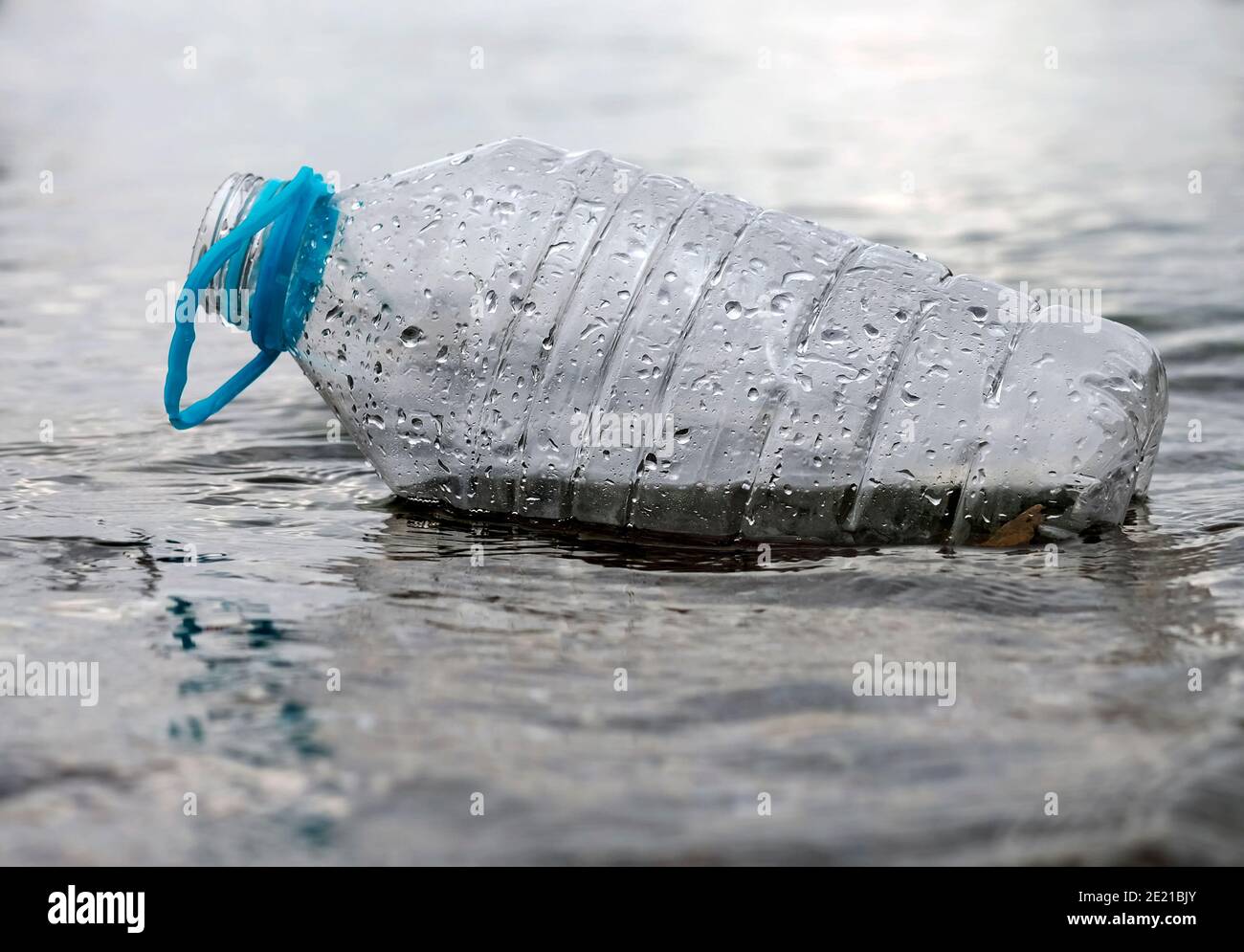 Plastic pollution in the sea Stock Photo - Alamy