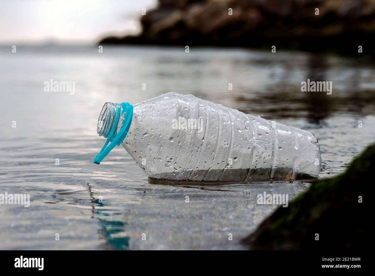 Plastic pollution in the sea Stock Photo - Alamy