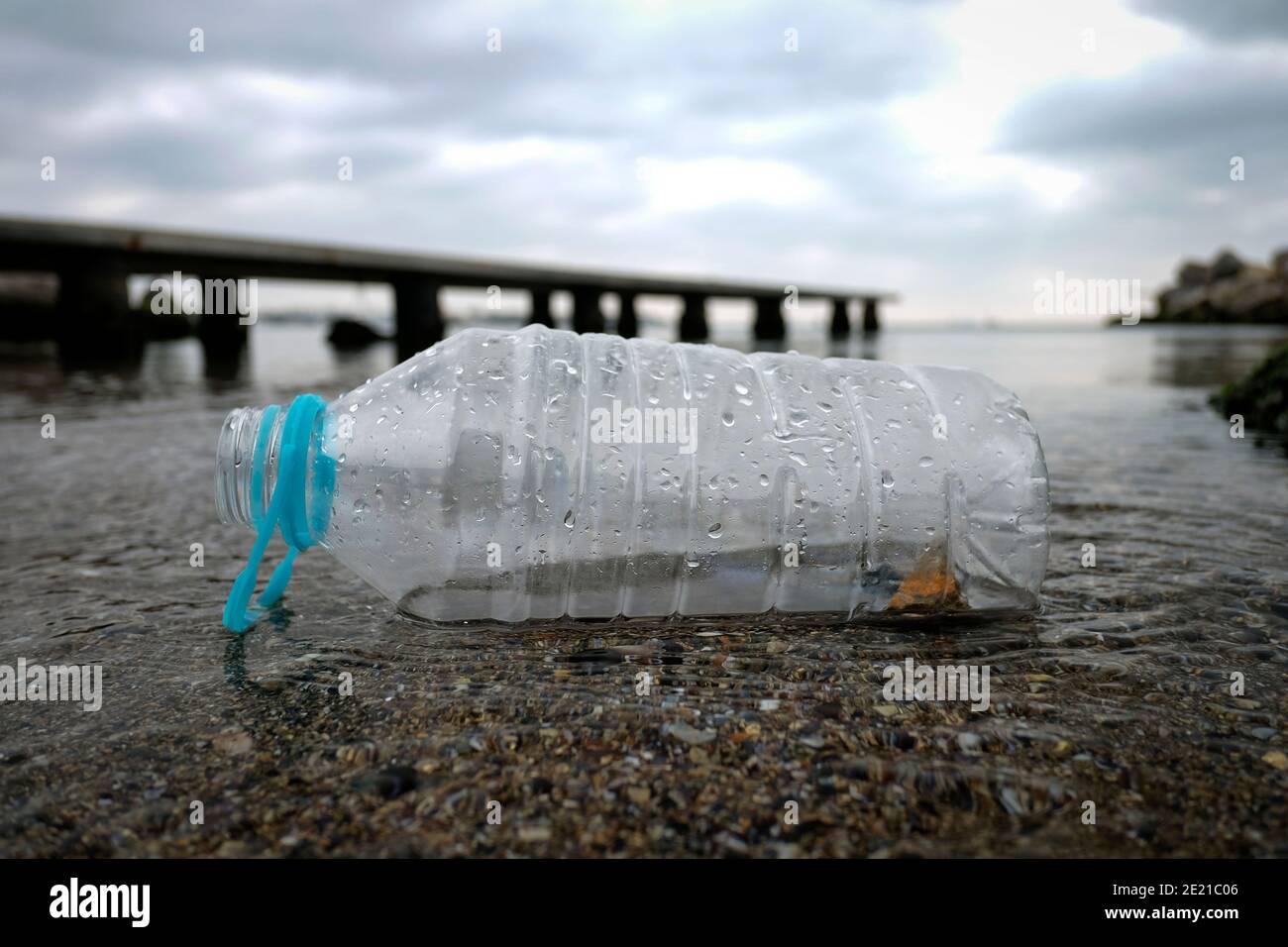 Plastic pollution in the sea Stock Photo - Alamy