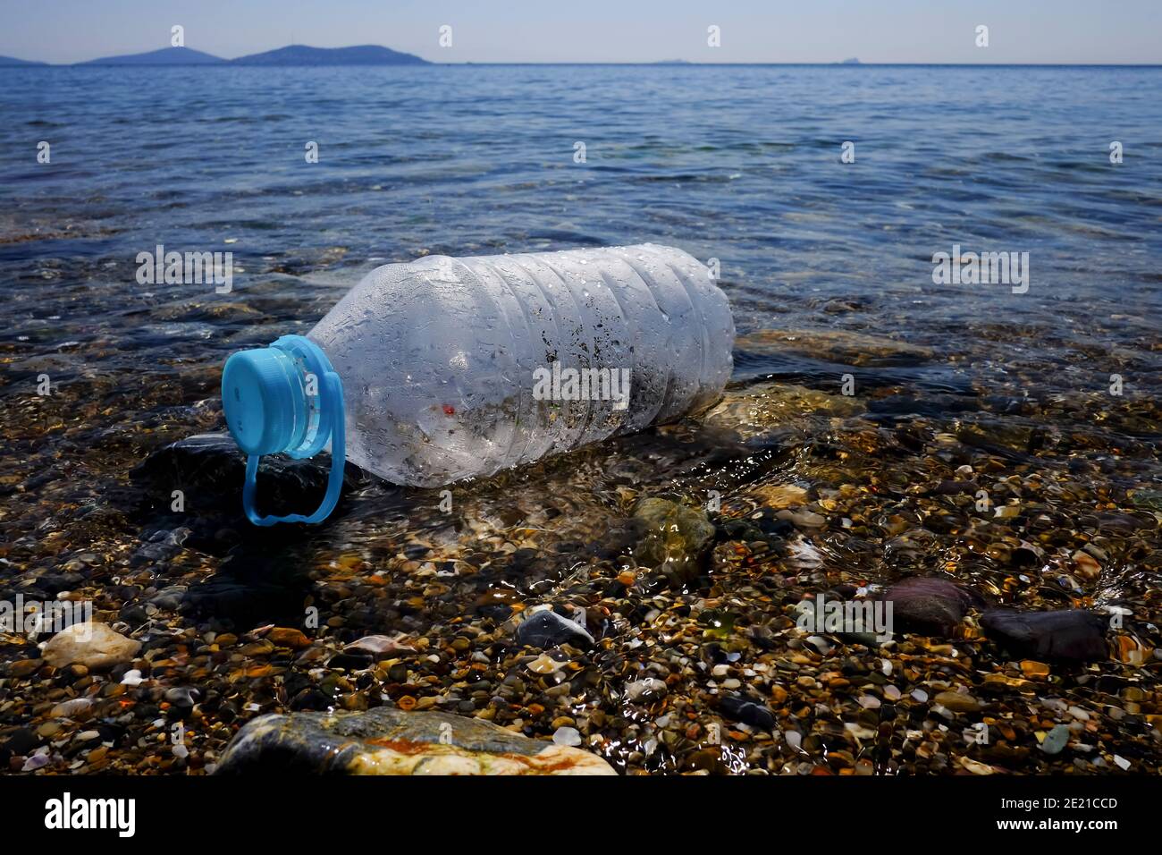 Plastic pollution in the sea Stock Photo - Alamy
