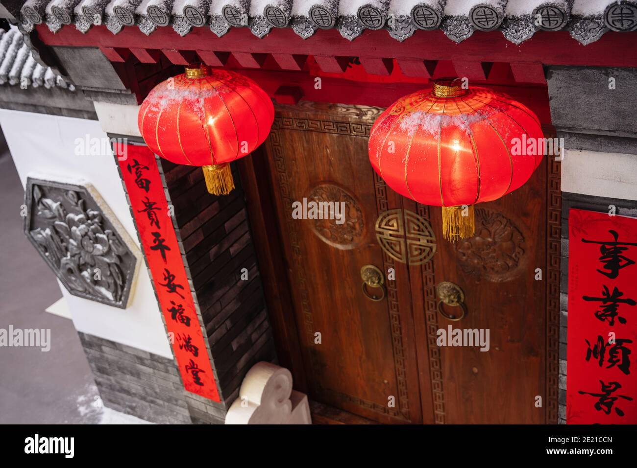 Hang the red lanterns Chinese courtyard Stock Photo - Alamy