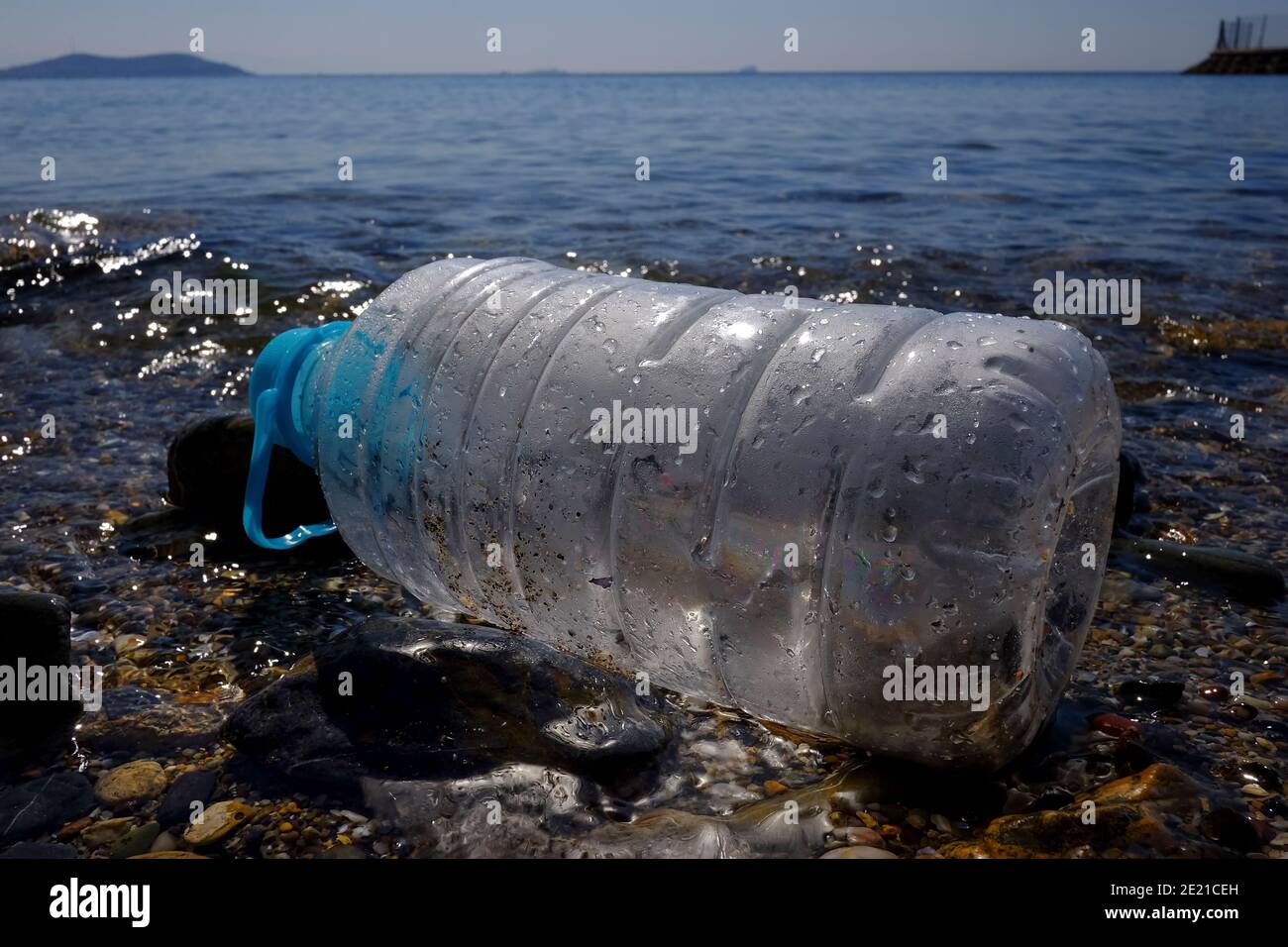 Plastic pollution in the sea Stock Photo - Alamy