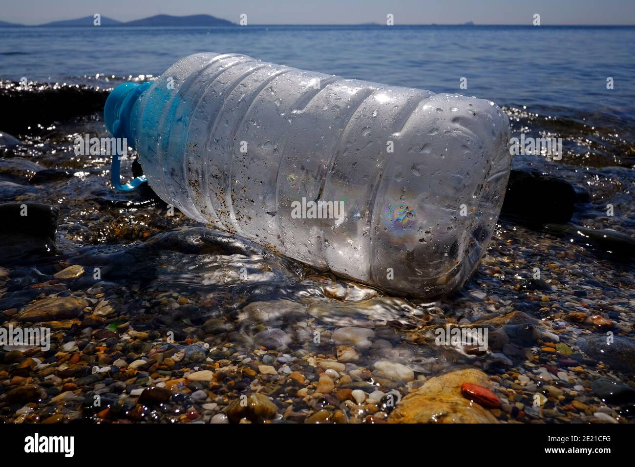 Plastic pollution in the sea Stock Photo - Alamy