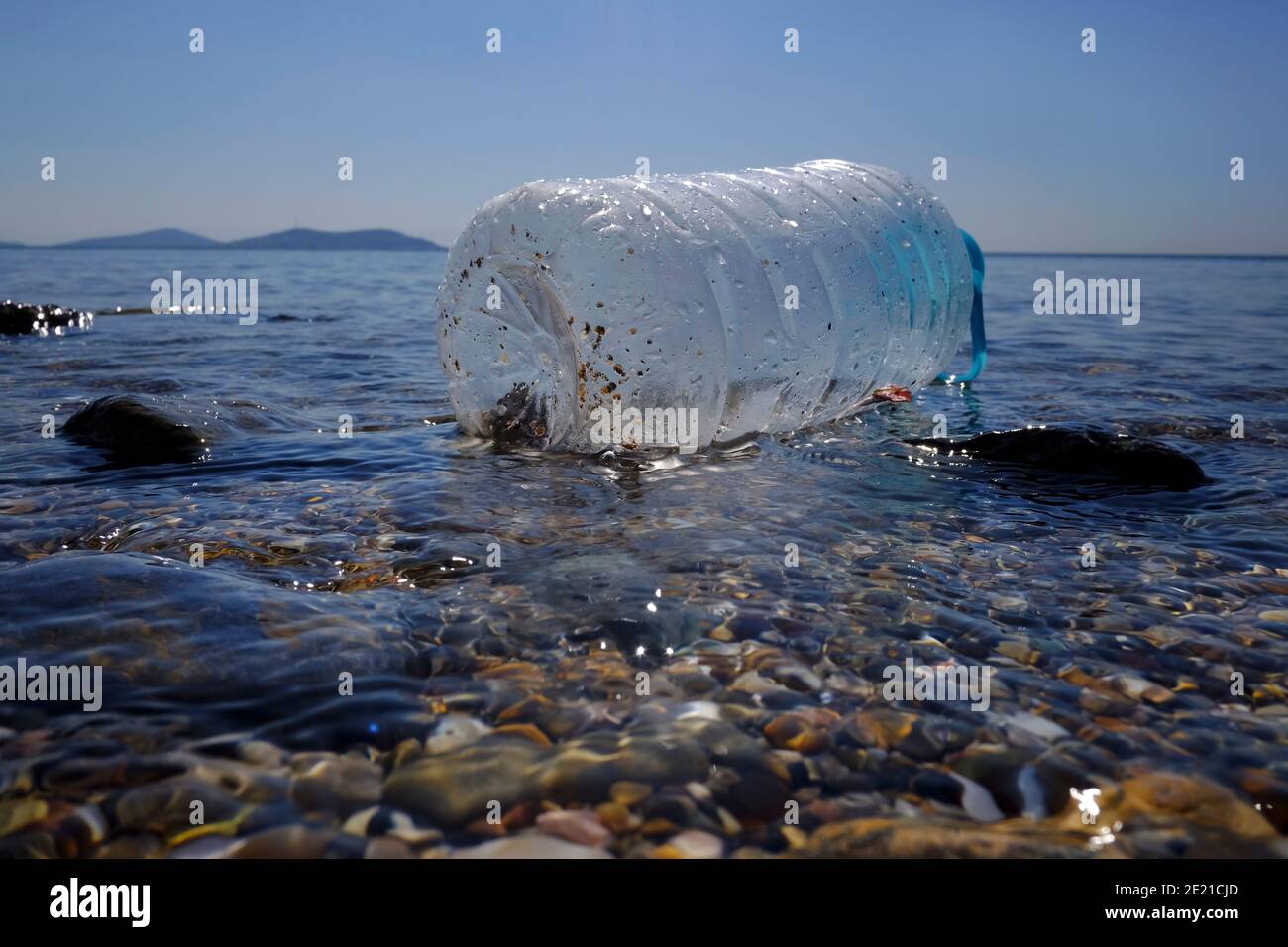 Plastic pollution in the sea Stock Photo - Alamy