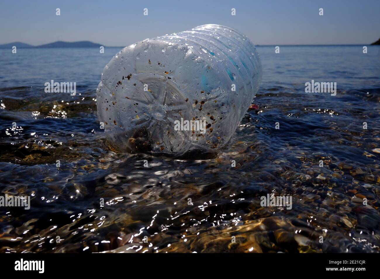 Plastic pollution in the sea Stock Photo - Alamy
