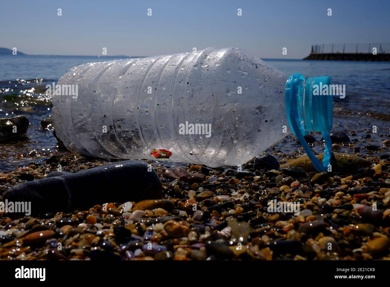 Plastic pollution in the sea Stock Photo - Alamy