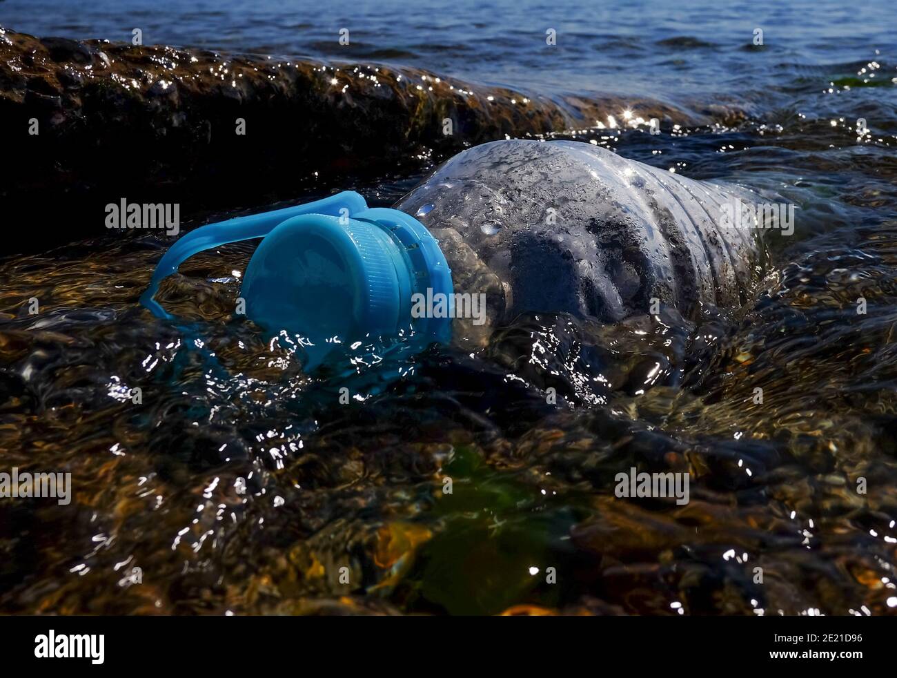 Plastic pollution in the sea Stock Photo - Alamy