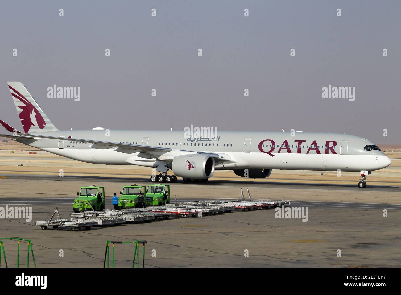 Qatar airways plane hi-res stock photography and images - Alamy