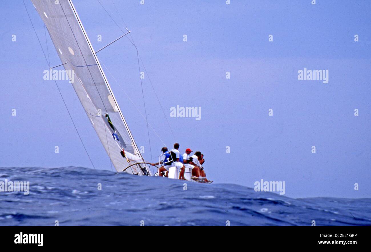 Strange effect of a boat that seems to disappear in the waves (scanned ...