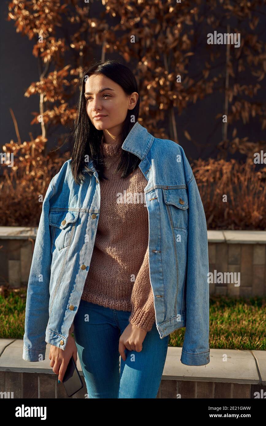 Female model standing pose hi-res stock photography and images - Alamy