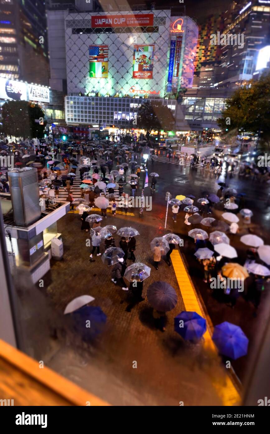 Raining in tokyo hi-res stock photography and images - Alamy