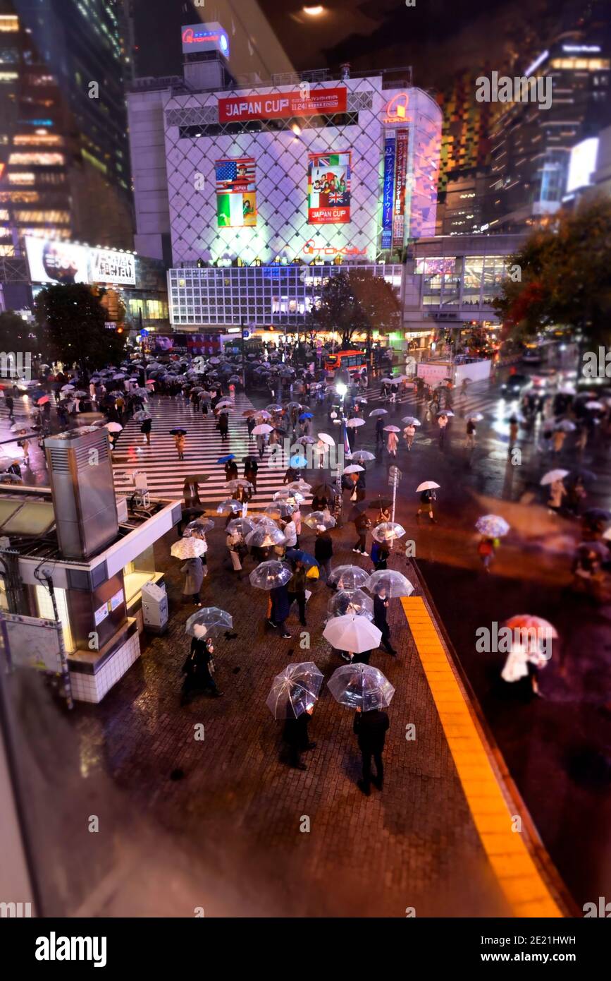 Raining in tokyo hi-res stock photography and images - Alamy