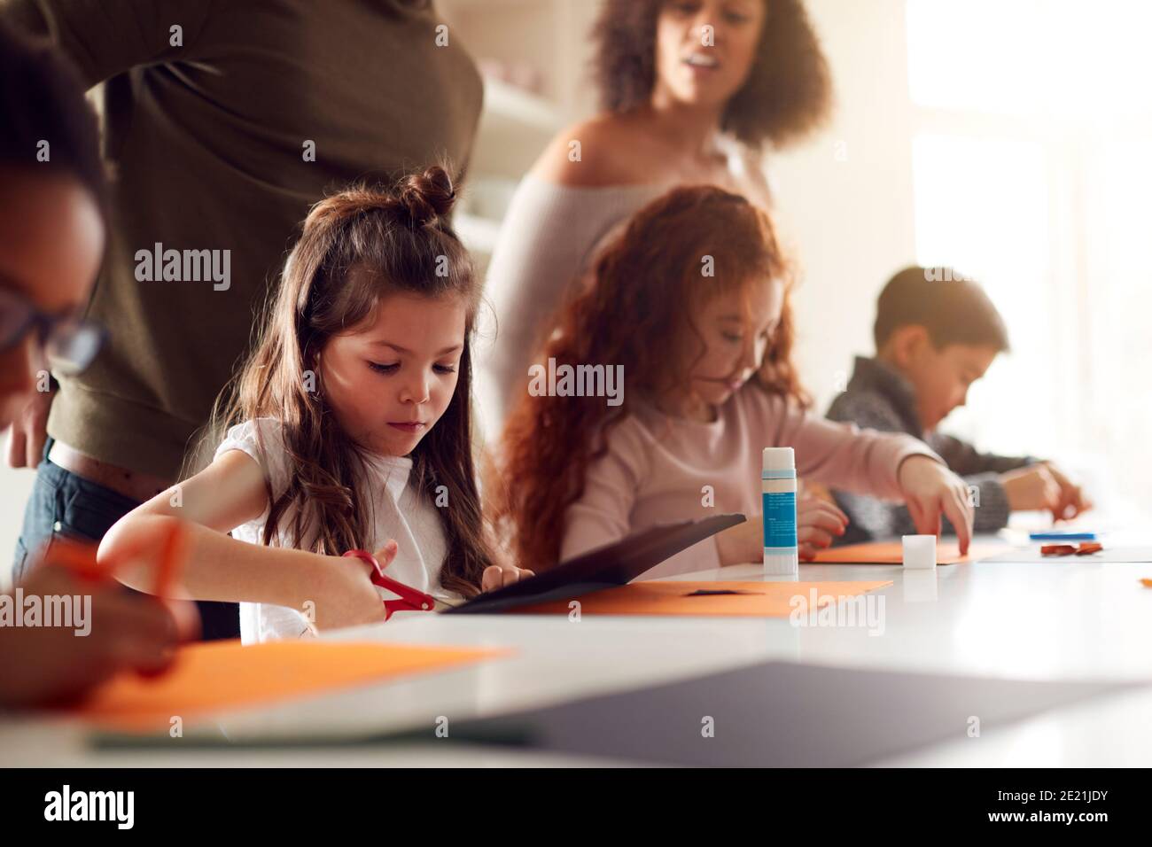 Arts and crafts kids parents hi-res stock photography and images - Alamy