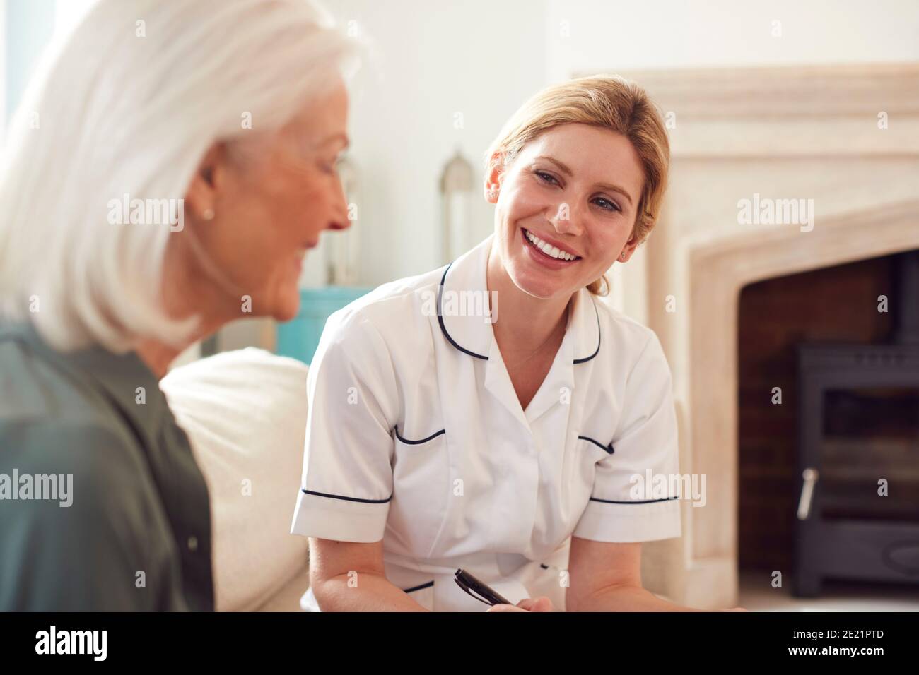 Doctor making home visit hi-res stock photography and images - Alamy