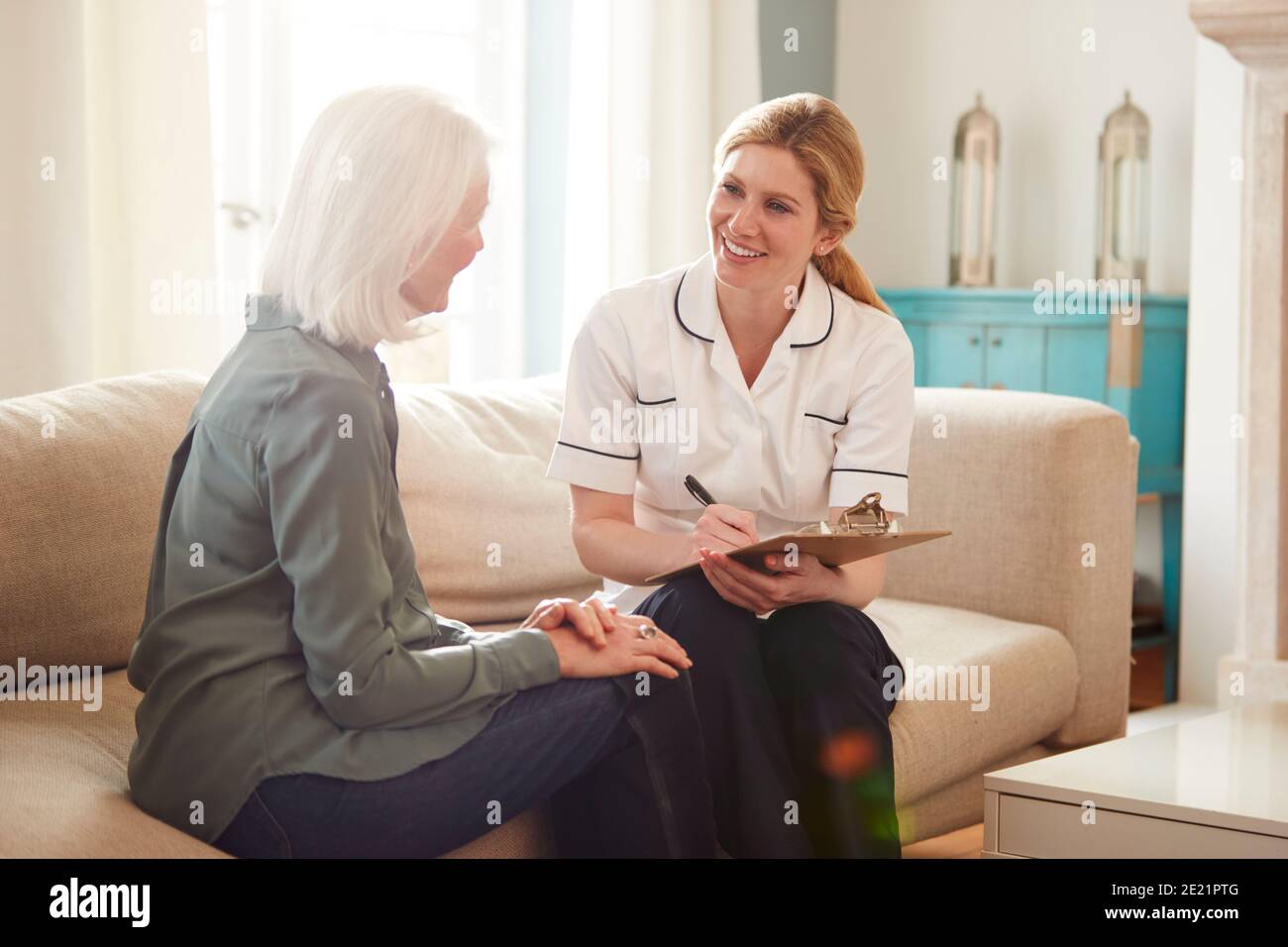 Doctor making home visit hi-res stock photography and images - Alamy