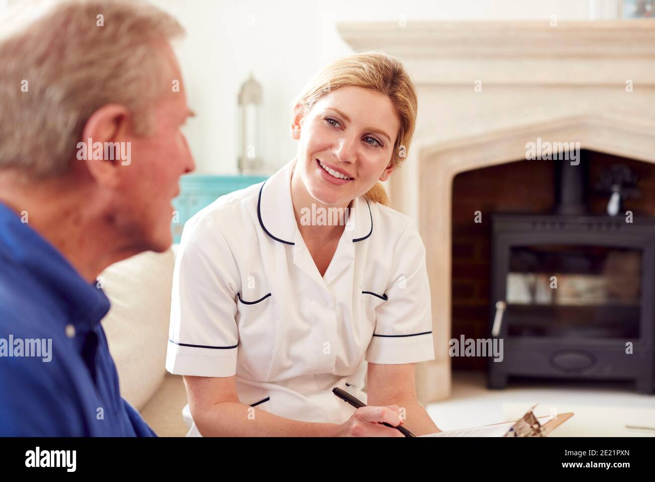 Doctor making home visit hi-res stock photography and images - Alamy
