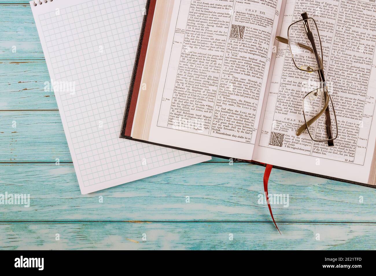 Open bible on desk hi-res stock photography and images - Alamy