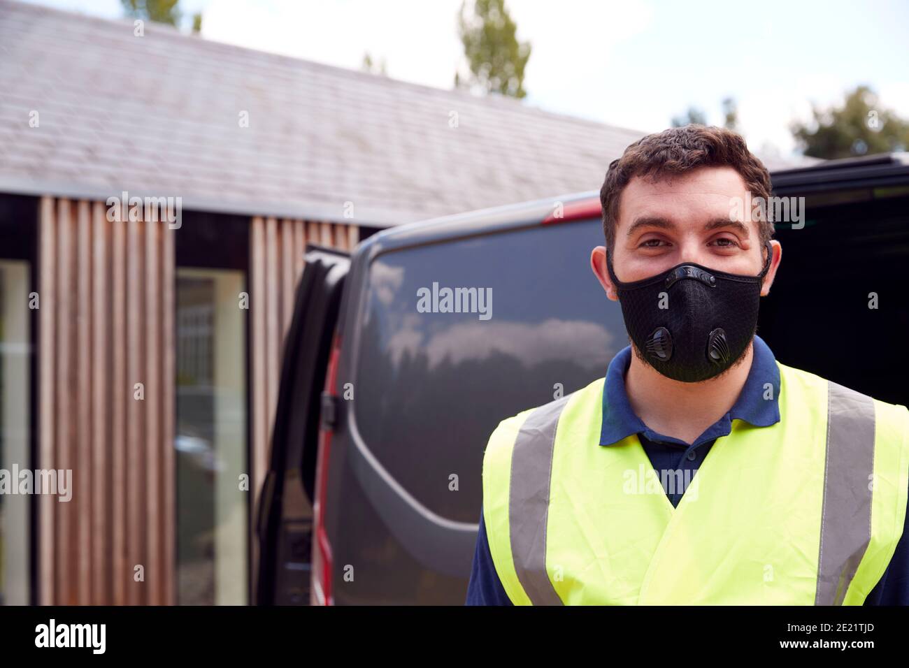 Driver wearing mask hi-res stock photography and images - Alamy
