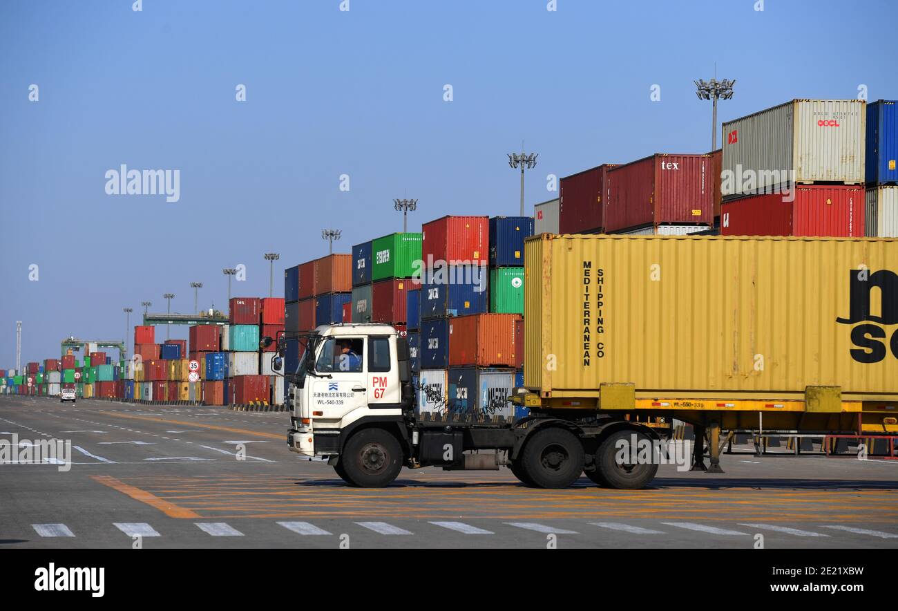 (210111) -- TIANJIN, Jan. 11, 2021 (Xinhua) -- A container truck pulls ...