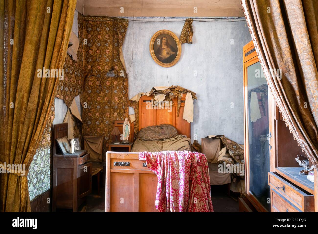 Bedroom in an Abandoned and Derelict House Stock Photo - Alamy