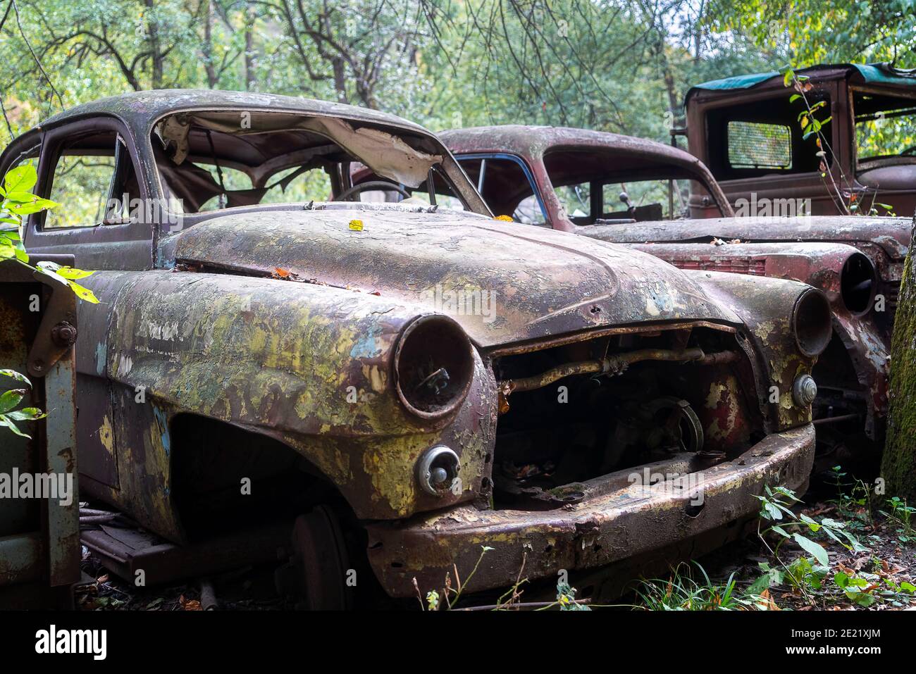Abandoned Car in Derelict Garage Stock Photo - Alamy