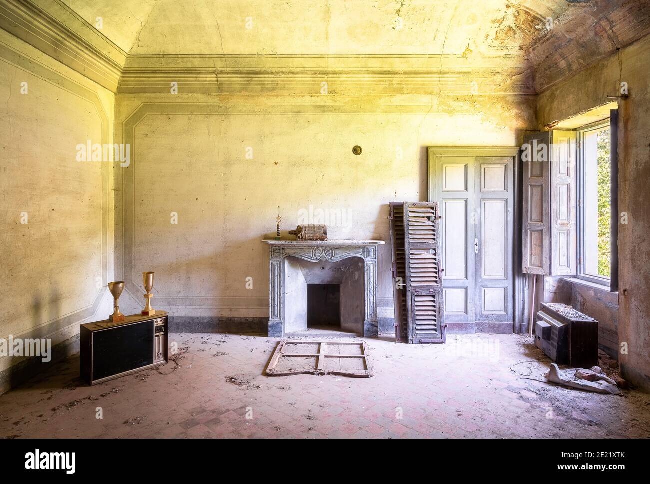 Inside derelict house old furniture hi-res stock photography and images ...