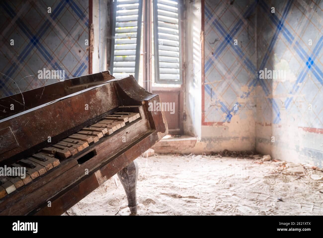 Abandoned piano hi-res stock photography and images - Alamy