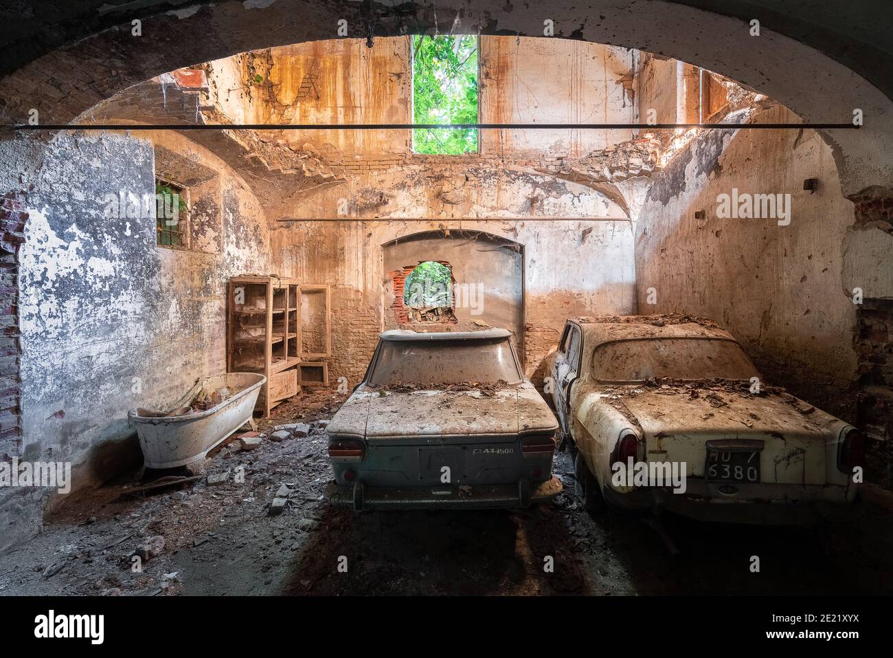 Abandoned Car in Derelict Garage Stock Photo - Alamy