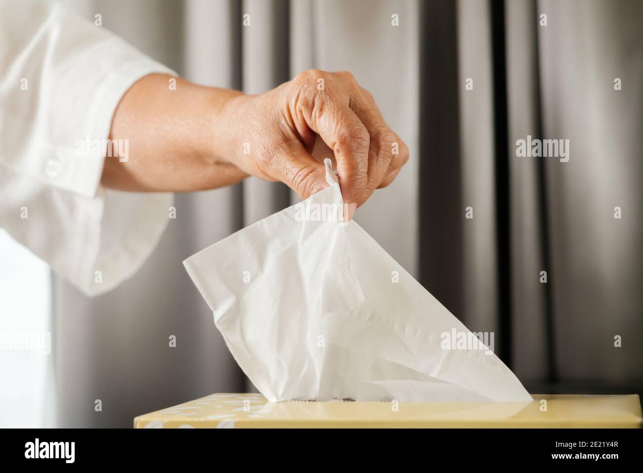 Women hand picking napkin tissue hi-res stock photography and images ...