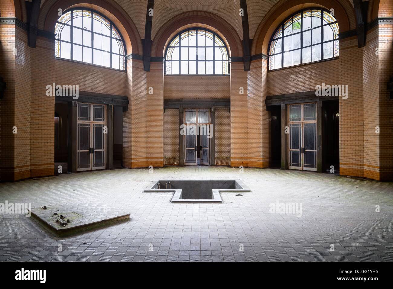 Abandoned Building in Decay Stock Photo - Alamy