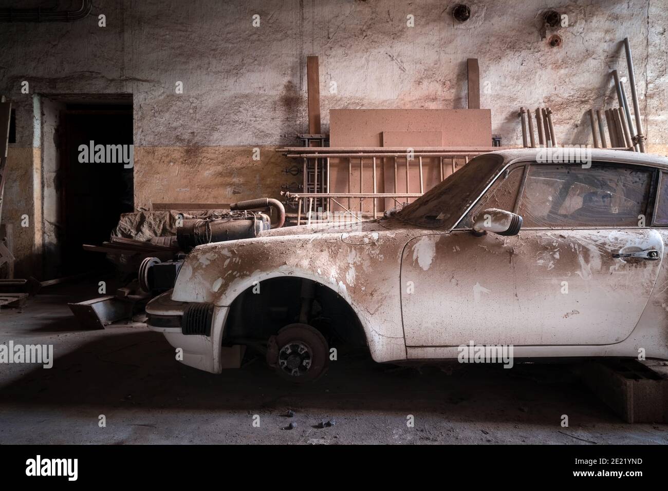 Abandoned Car in Derelict Garage Stock Photo - Alamy