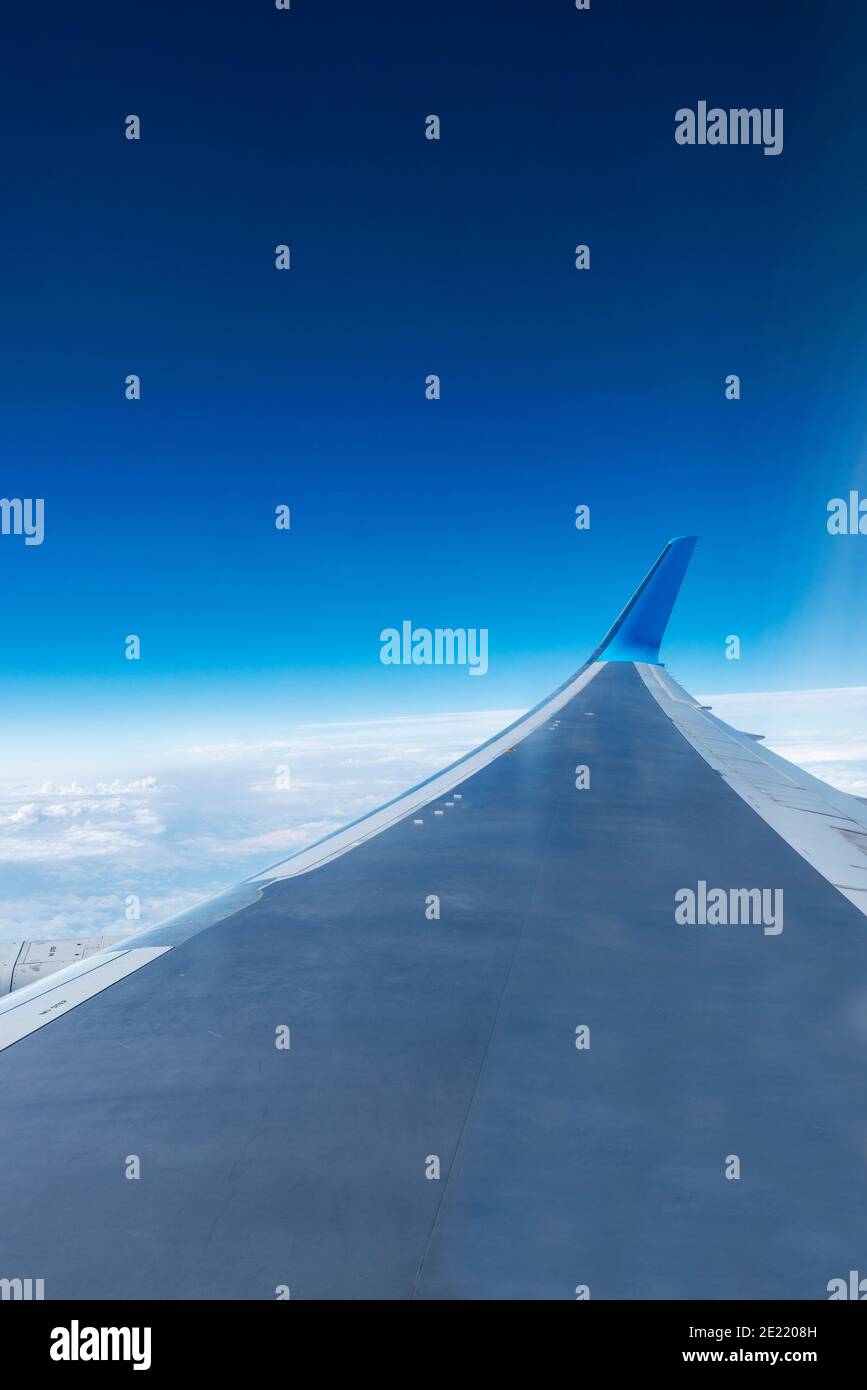 Looking out window seat plane hi-res stock photography and images - Alamy