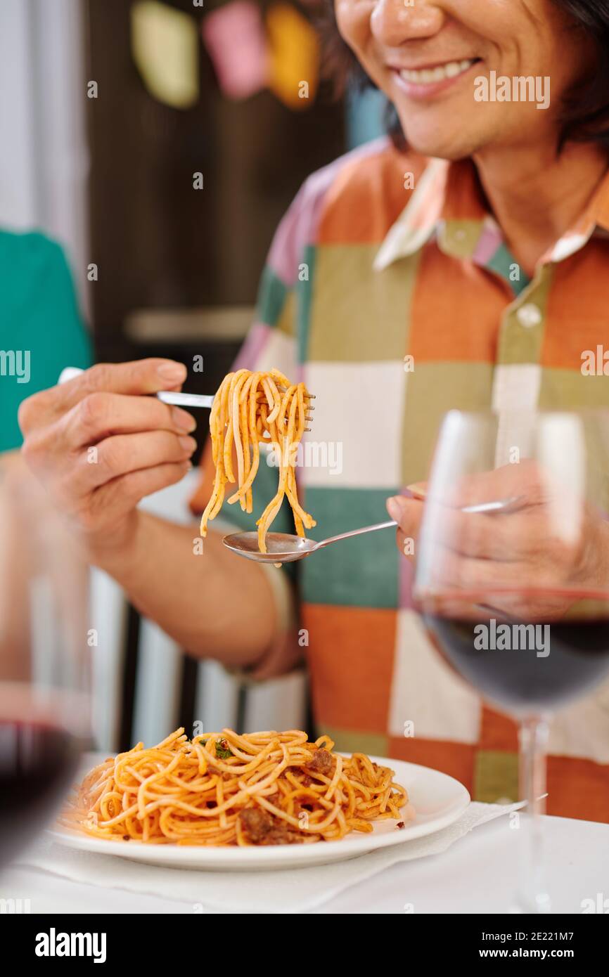 Man eating spaghetti bolognese Stock Photo - Alamy