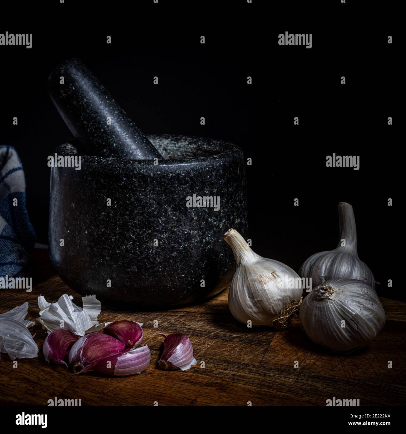 Black granite pestle and mortar with fresh garlic bulbs Stock Photo - Alamy