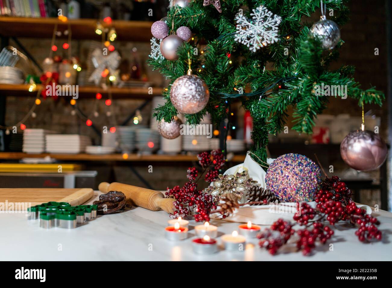 Details of a beautifully decorated Christmas tree Stock Photo - Alamy