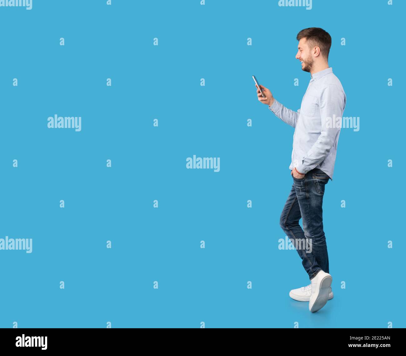 Guy using mobile texting message hi-res stock photography and images ...