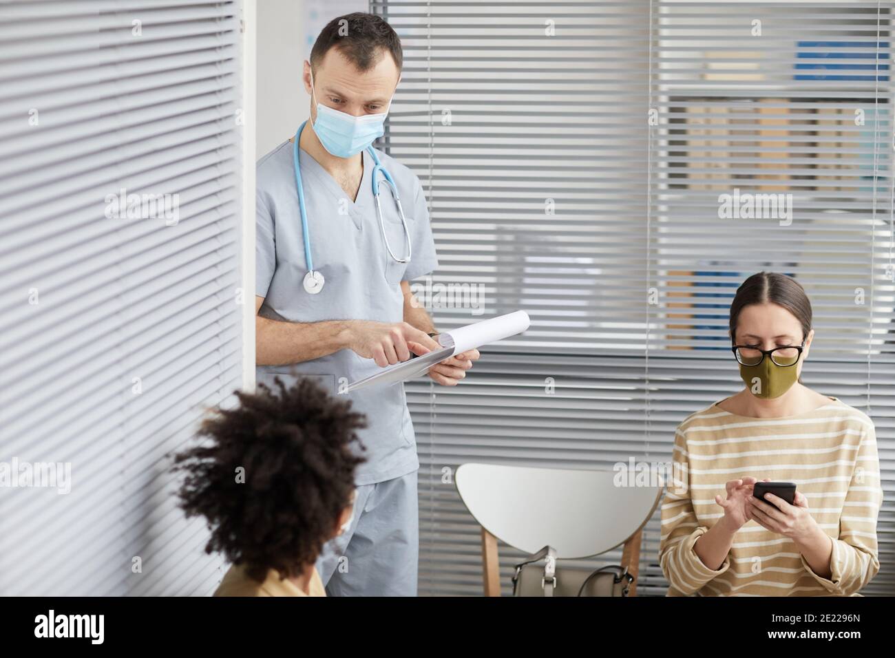 Doctor waiting queue hi-res stock photography and images - Alamy