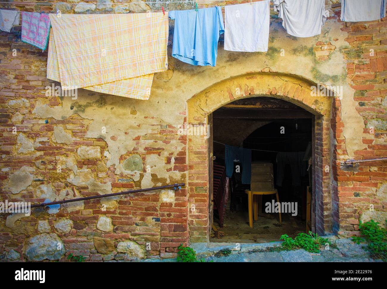 Hanging alley alleyway buildings hi-res stock photography and images ...