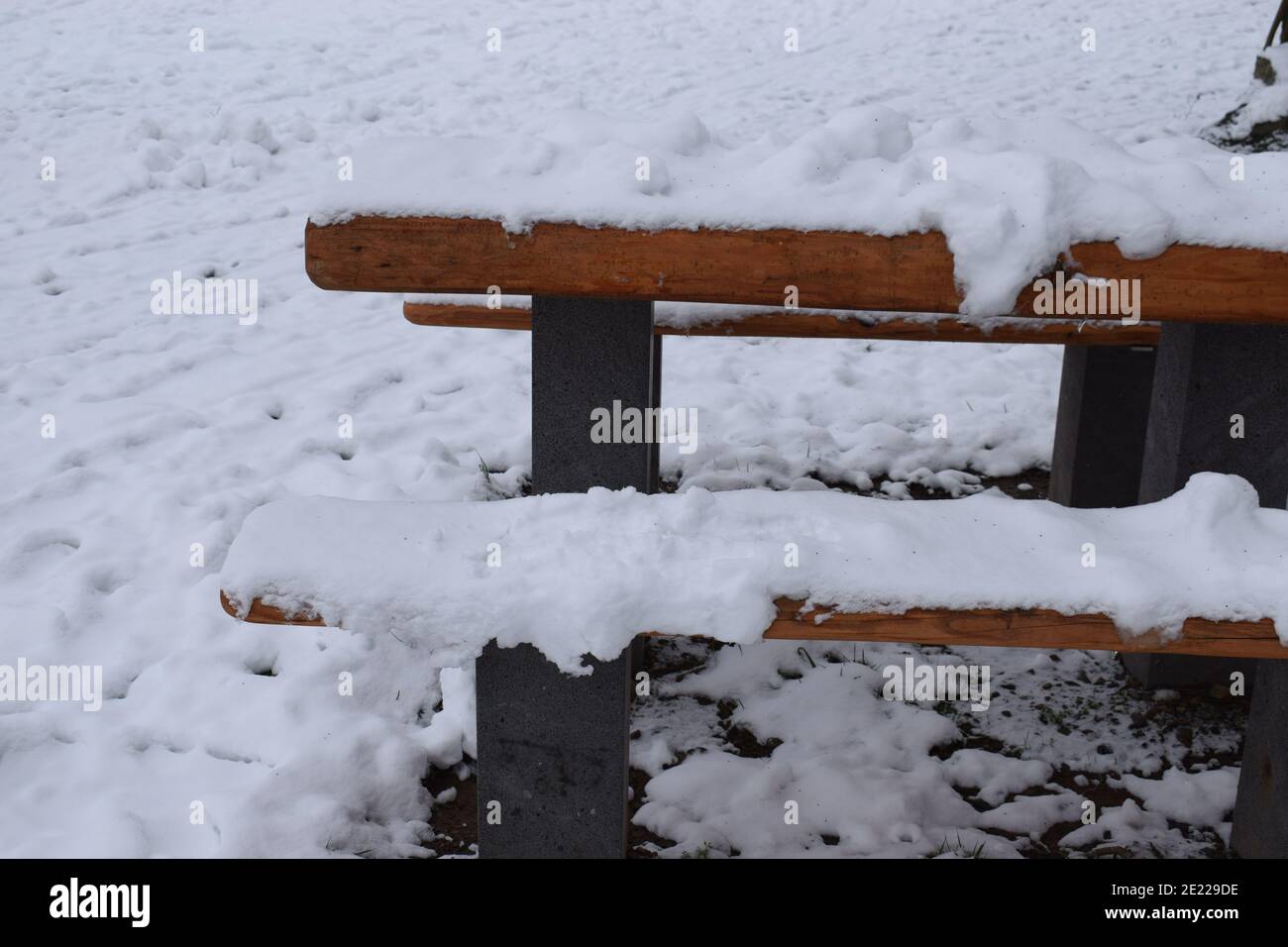 snow covered park bench Stock Photo - Alamy