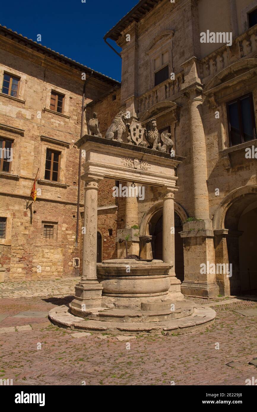 Pozzo toscana hi-res stock photography and images - Alamy