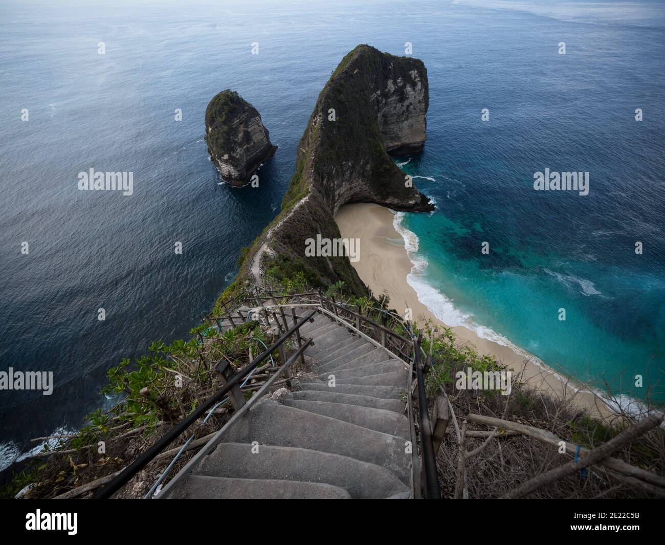 Panorama view of the stairs at Pantai Kelingking Beach blue turquoise ...