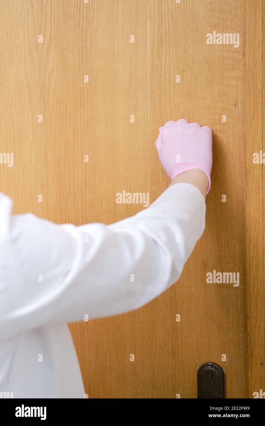 Doctor home visit door hi-res stock photography and images - Alamy