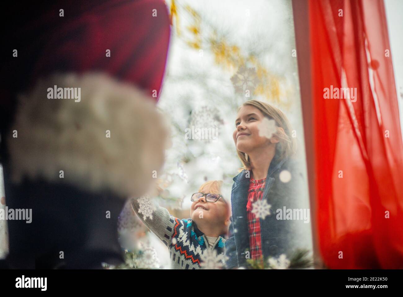 Christmas window display children hi-res stock photography and images ...