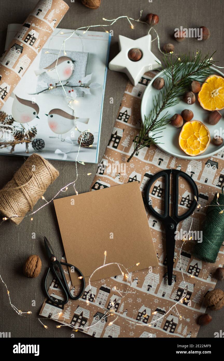 Paper strings hi-res stock photography and images - Alamy