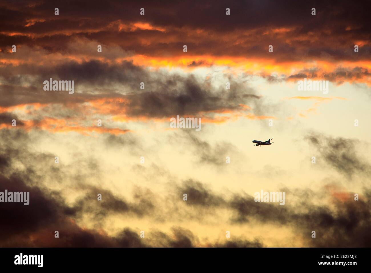 Airliner descends landing hi-res stock photography and images - Alamy