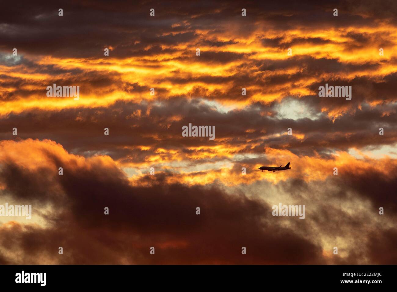 Airliner sunset hi-res stock photography and images - Alamy