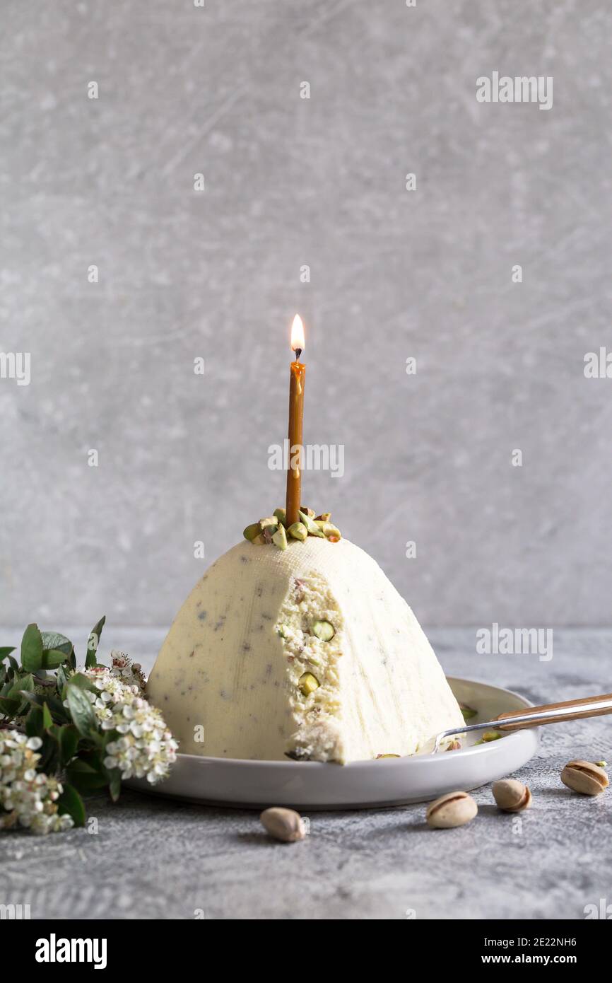 Paskha and kulich with pistachios. Traditional Russian Orthodox Easter ...